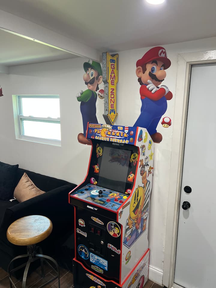 Miramar Retreat Arcade Game Room King Bed - Miami Gardens, FL