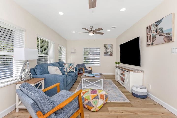 Pool House 3 Bed 2 Bath, 1 Mile From The Beach - Largo, FL