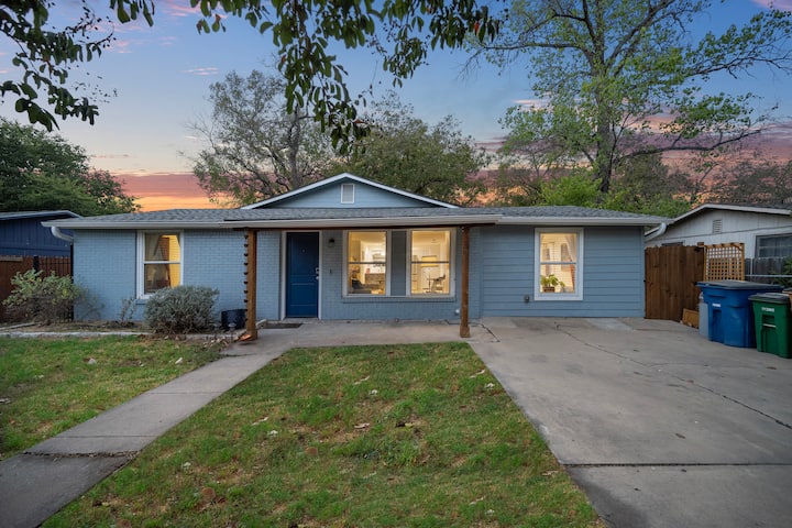 Colorful 3bd House W/cowboy Pool! Pet-friendly - Austin, TX