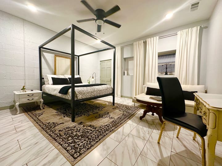 Bishop Arts | Artsy Home | Modern And Updated - Dallas, TX