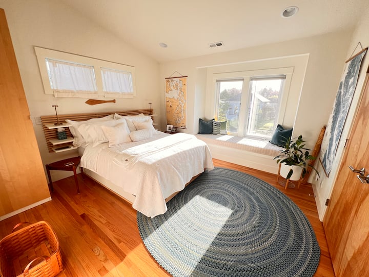 Modern Second Floor Apartment - Bellingham, WA