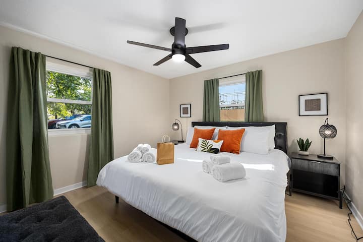 Hines Haven | Unit 2 - Perfect Bnb For You! - Peoria, IL