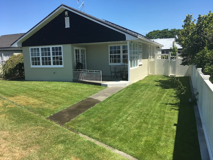 Nelson Park House -Holiday By The Park - Napier, New Zealand