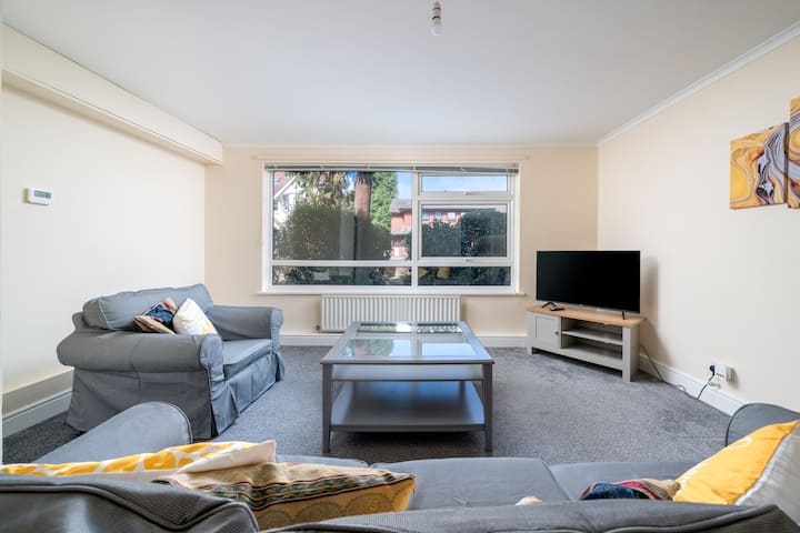 Stylish And Modern 2br Apartment W/free Parking - 레드힐
