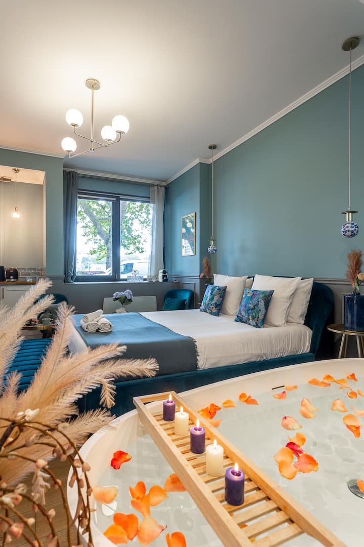 The Blue Mirabeau - Eiffel Tower - Paris