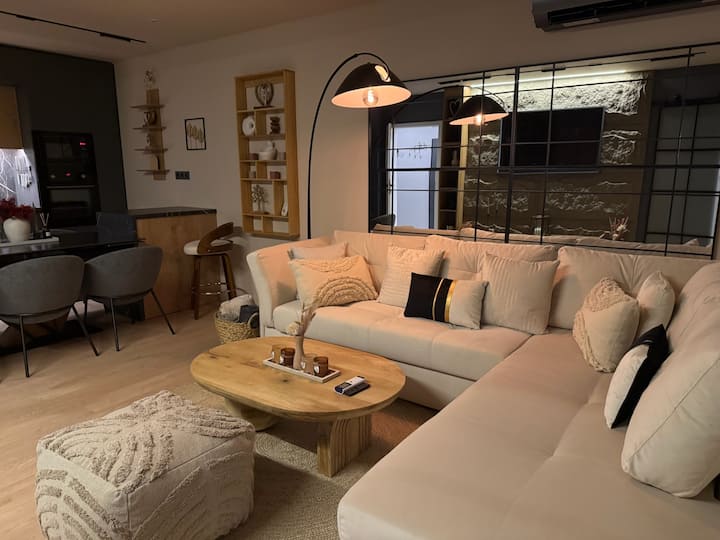 2 Bedroom Designer Flat Steps To Gondola - 반스코