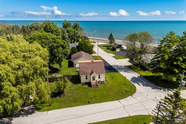 Charming Retreat By Lake Michigan! Jessie Street - Two Rivers, WI