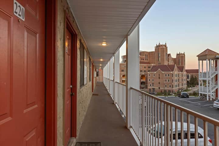 The Ward - Resort Style Gameday Condo - Tallahassee, FL