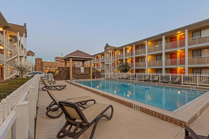 Walk To Doak | Game Day Condo | Pool - Tallahassee, FL