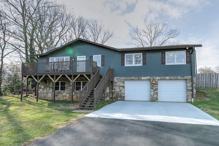 Cozy Escape W/ Pool, Hot Tub & Fire Pit - Black Mountain, NC