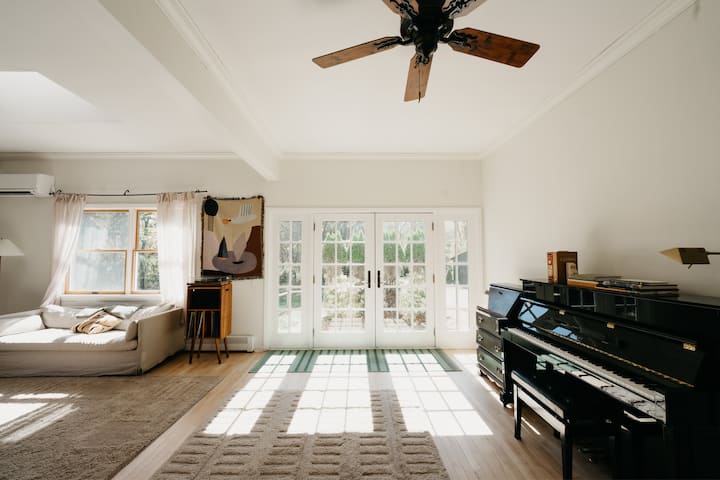 11 Priv Acre - Sleeps 15 - Firepit, Sauna, Karaoke - Margaretville, NY