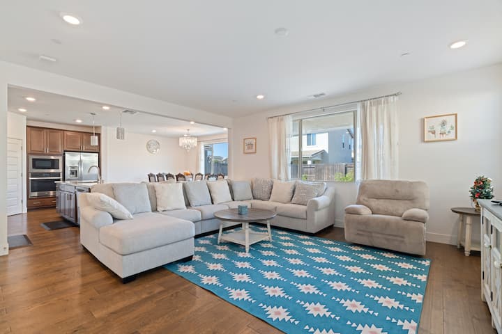 Bright And Warm Relaxing Home - エルクグローブ, CA