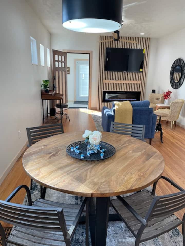 Stunning! Modern With Original Hardwood! - Sioux Falls, SD