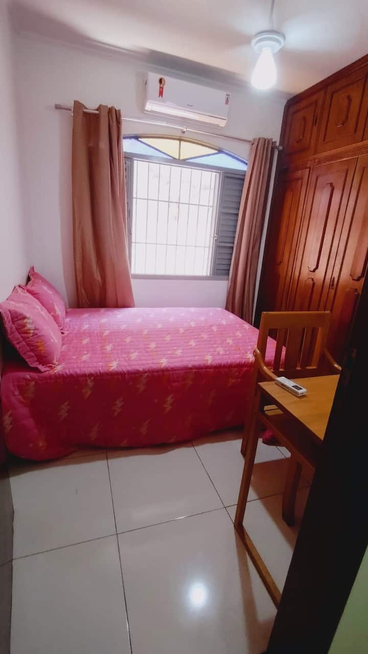 Casa - 3 Quartos Com Ar - Prox.  Av.  Afonso Pena - Campo Grande