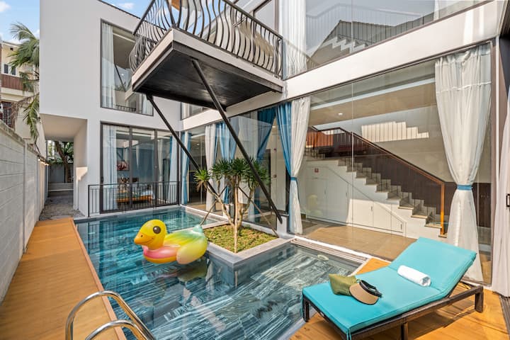 미케비치 근처 달님빌라 방5 모던 풀빌라 수영장 단독사용 매일 청소 3박이상 무료픽업 - 峴港