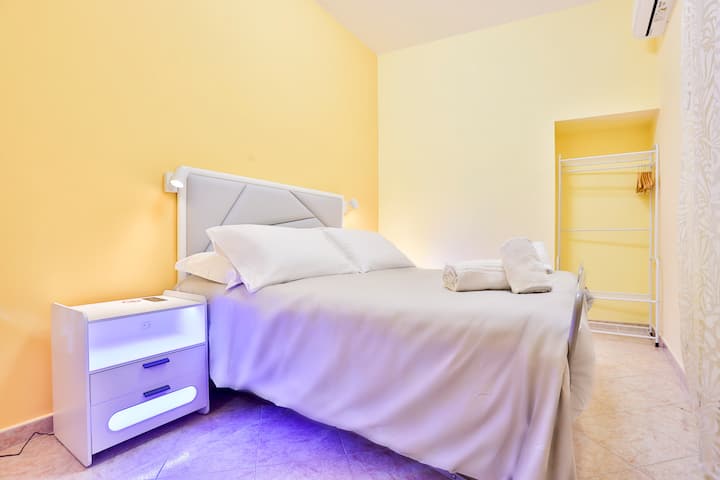 Guesthost - Casazzurra Near Port & Castel Nuovo - Naples