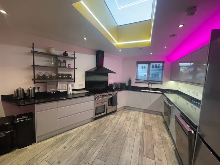 Light & Spacious 6 Bed House - 伯恩茅斯