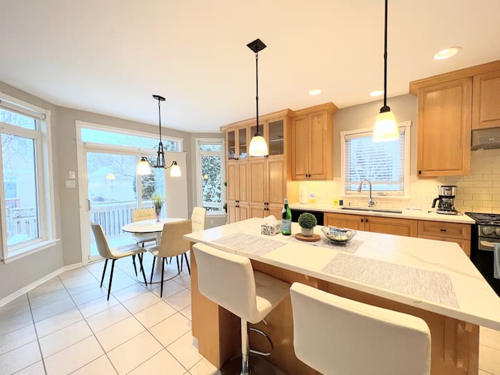 Luxury Quiet Area 5 Bedroom Home With Office & Gym - Kanata