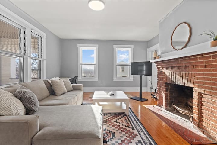 Bright & Cozy 2bd Near Blue Back | Parking & Wi-fi - West Hartford