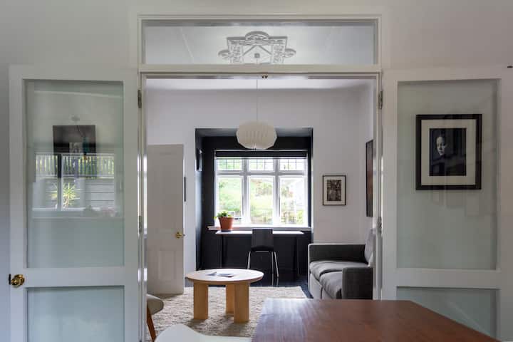 Entire Top Flat Including Carpark - Wellington