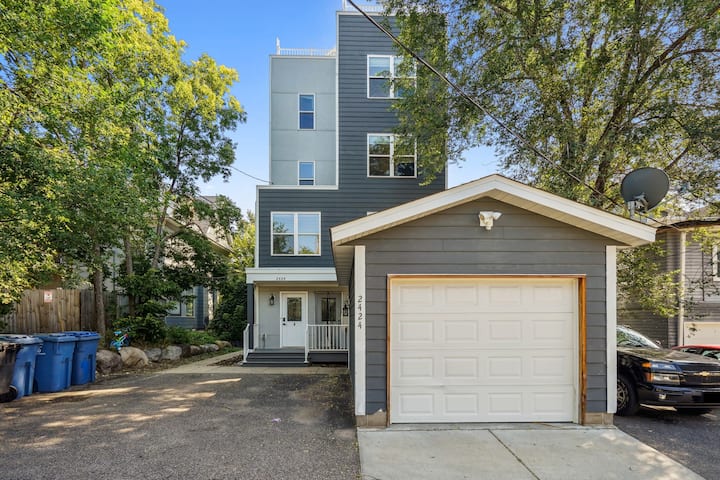 Luxury 4br/5ba Home W/ Rooftop & Downtown Views - Minneapolis, MN