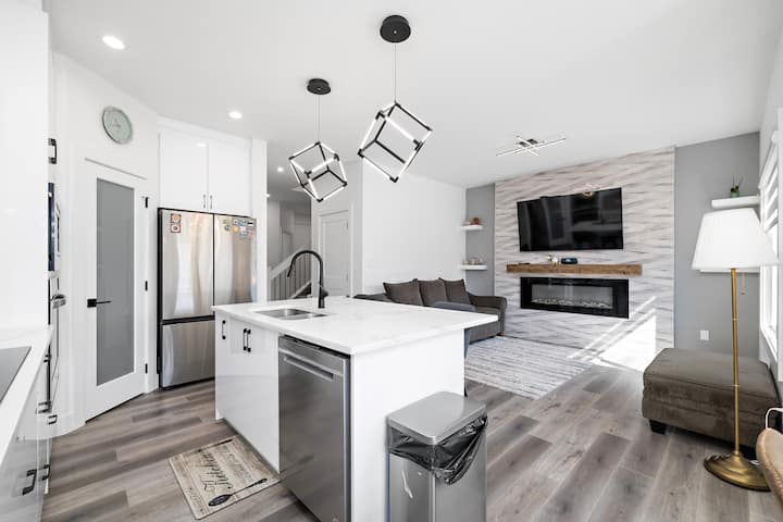 Luxurious, Cozy & Modern Home Ac+netflix+free Park - Edmonton, Canada