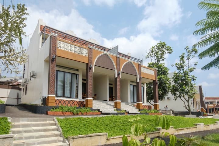 Cozy 1br Villa • Poolside Escape @ Puncak - Cisarua
