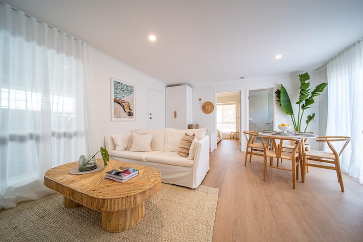Iluka. Luxe Accommodation, Relaxed Coastal Vibe. - Aldinga