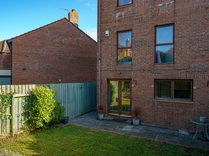 Beautiful 3-bed Riverside Townhouse W/ Parking - Belfast