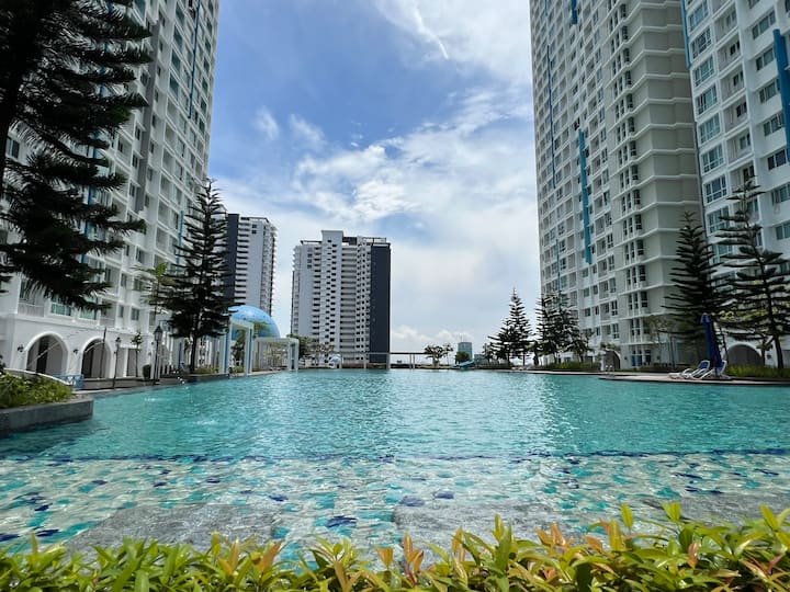 멋진 수영장*가족이 머물기 좋은 공간*65인치tv*침대2개 *청결 최고*워터필터*완비된주방 - Tanjung Tokong