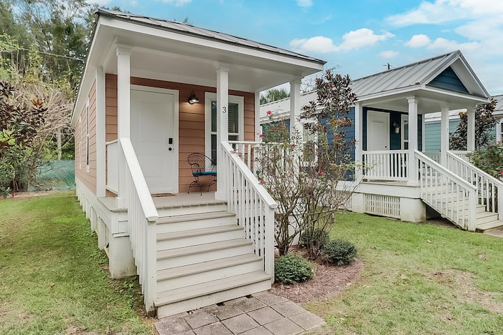 Tiny Cottage - Steps To Downtown Fun & Dining! - Ocean Springs, MS
