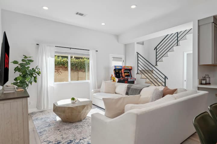 New Modern Home Near Disneyland - Seal Beach, CA