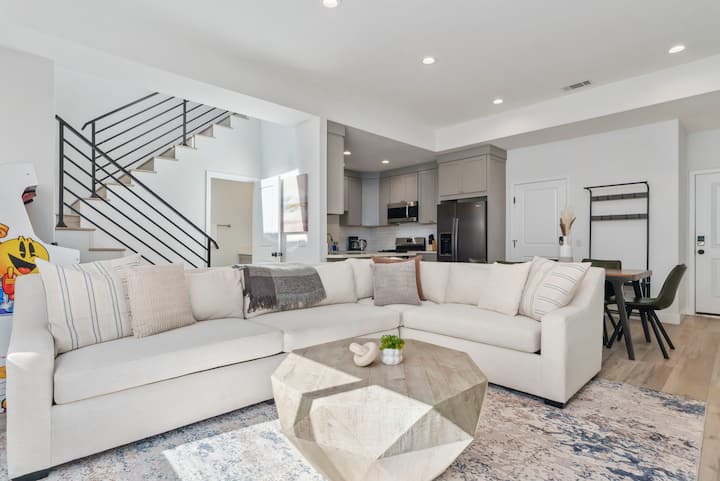 New Modern Home Near Disneyland - Cypress, CA