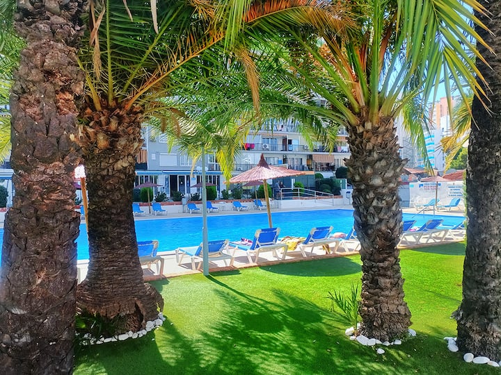 Bermudas Con Terraza Y Piscina En Benidorm - Altea