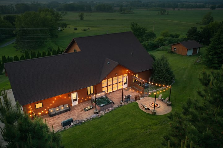 Cabin Near Dells! Hot Tub! Game Room! Fire Pit! - Baraboo, WI