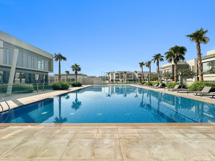 Luxury 4 Br Villa, With Garden + Pool/gym Access - Dubai