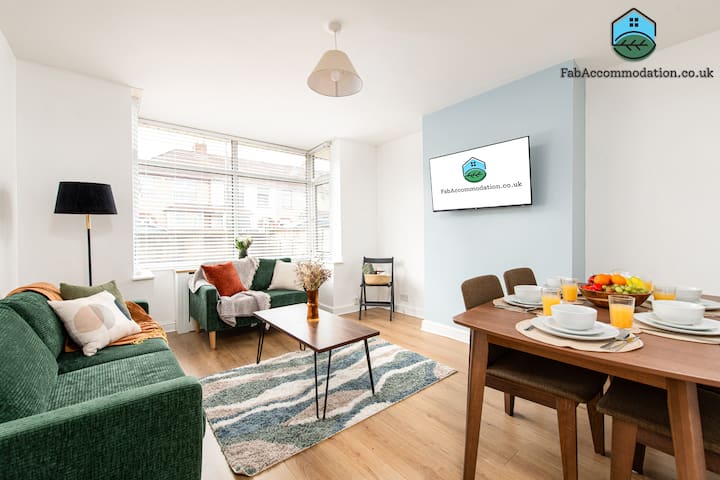 Longstays-4bedroom-2bath-6beds-by Fabaccommodation - Bristol