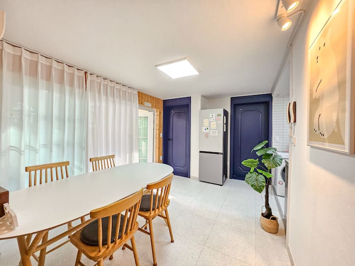 #홍대역2호선&공항철도 도보 10분#연남#3r5b#10명#화장실2개#테라스#1층#짐보관 - Seoul