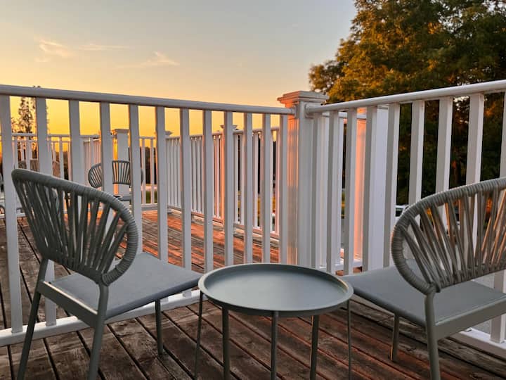 Cozy 2-bed Balcony Suite W/view. - Saint Marys
