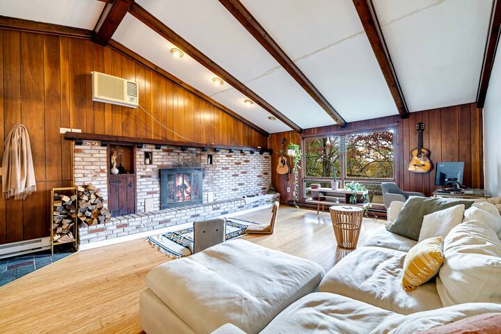 Pocono Home With Fireplace - Delaware Water Gap, PA