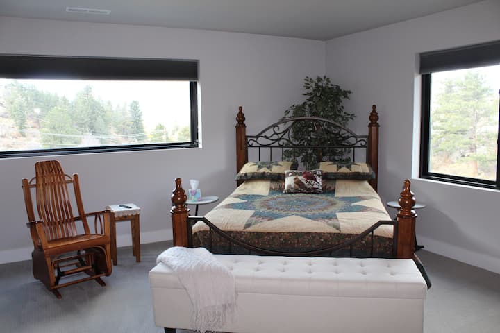 Luxurious 2nd Floor Guest Room - Estes Park, CO