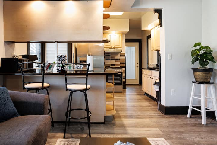 Full Kitchen, Nearby Parking, Roku Tv In Each Room - Joliet, IL