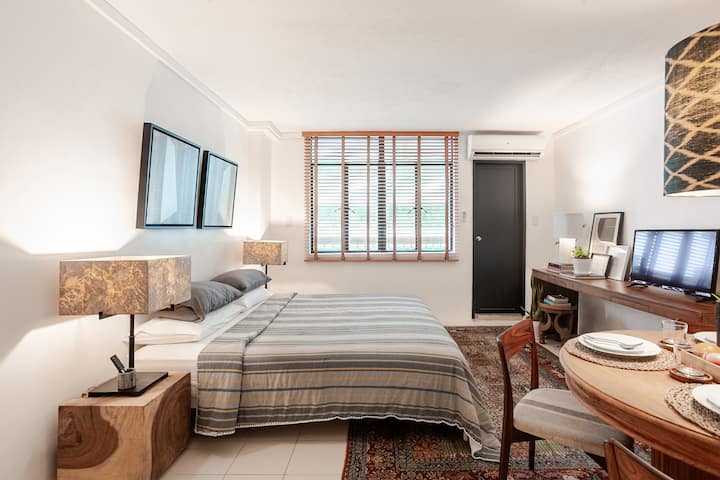 Calm Dwelling With Balcony In Legaspi Village - Metro Manila