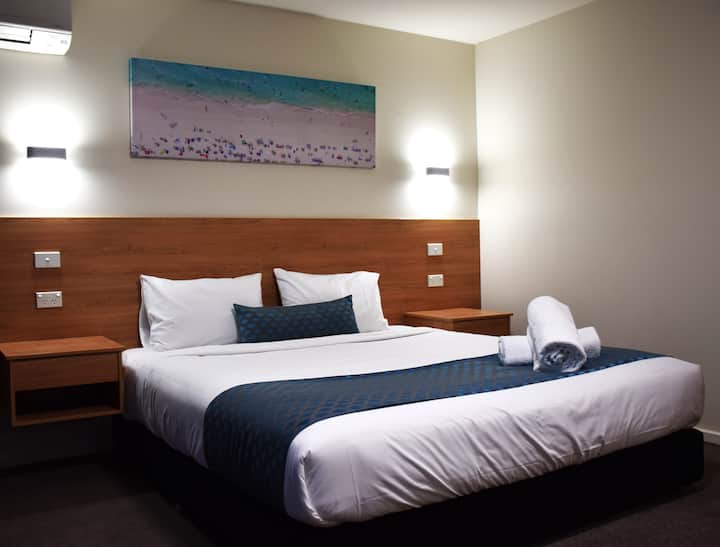 Family Room With Queen Sofa Bed - Canberra