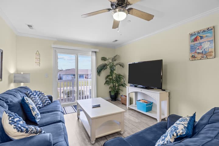 Blue Wolf Retreat! Walk To Beach/shops/groceries! - Southport, NC