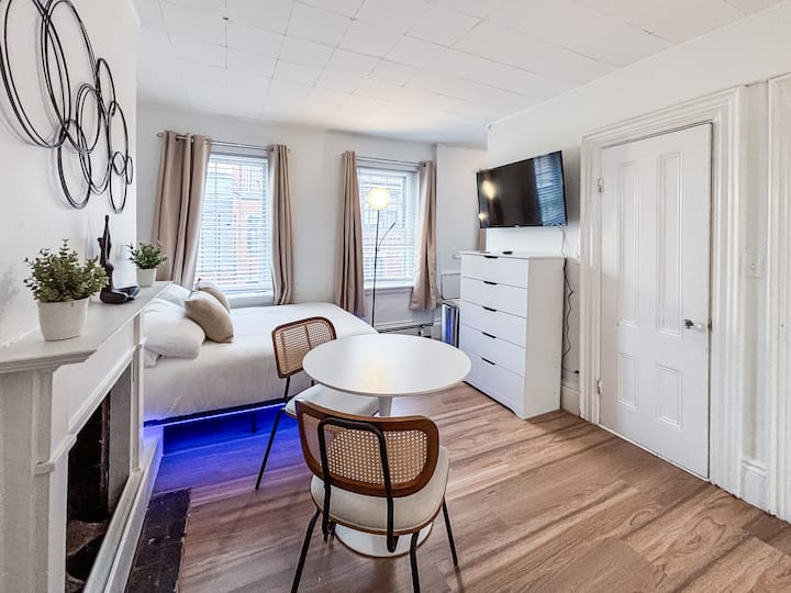 (Mgh9-4) Bright Beacon Hill Studio - Dorchester, MA