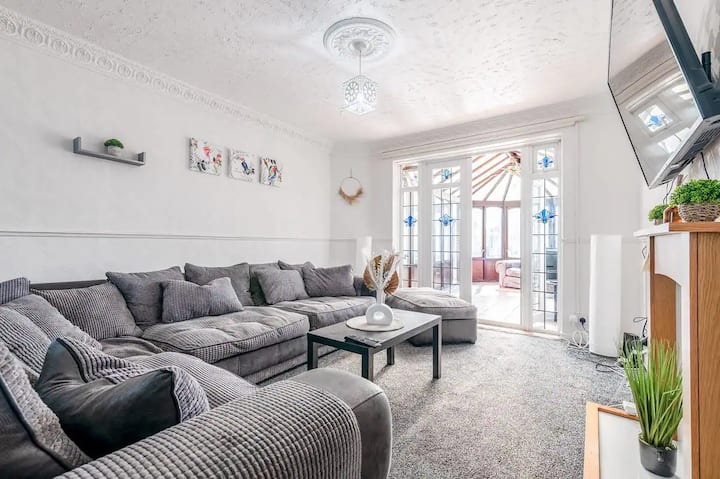 Modern 3-bed House In Grays | Free Onsite Parking - Thurrock