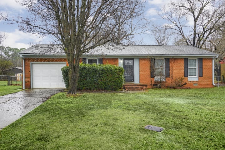 Fun Escape/game Room, Climbing Wall & King Bed! - Fayetteville