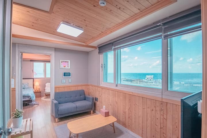 [연박할인] 바다까지 2분! 애월 바다뷰 /애월 카페거리 2분/ 푸른밤 302호/넷플릭스 - Jeju-si