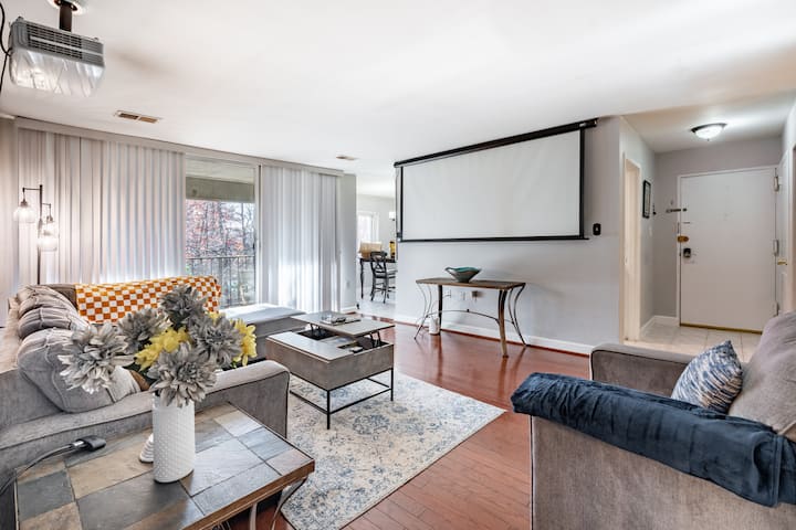 Pet Friendly Condo W/ Workspace For Longer Stays - Reston, VA